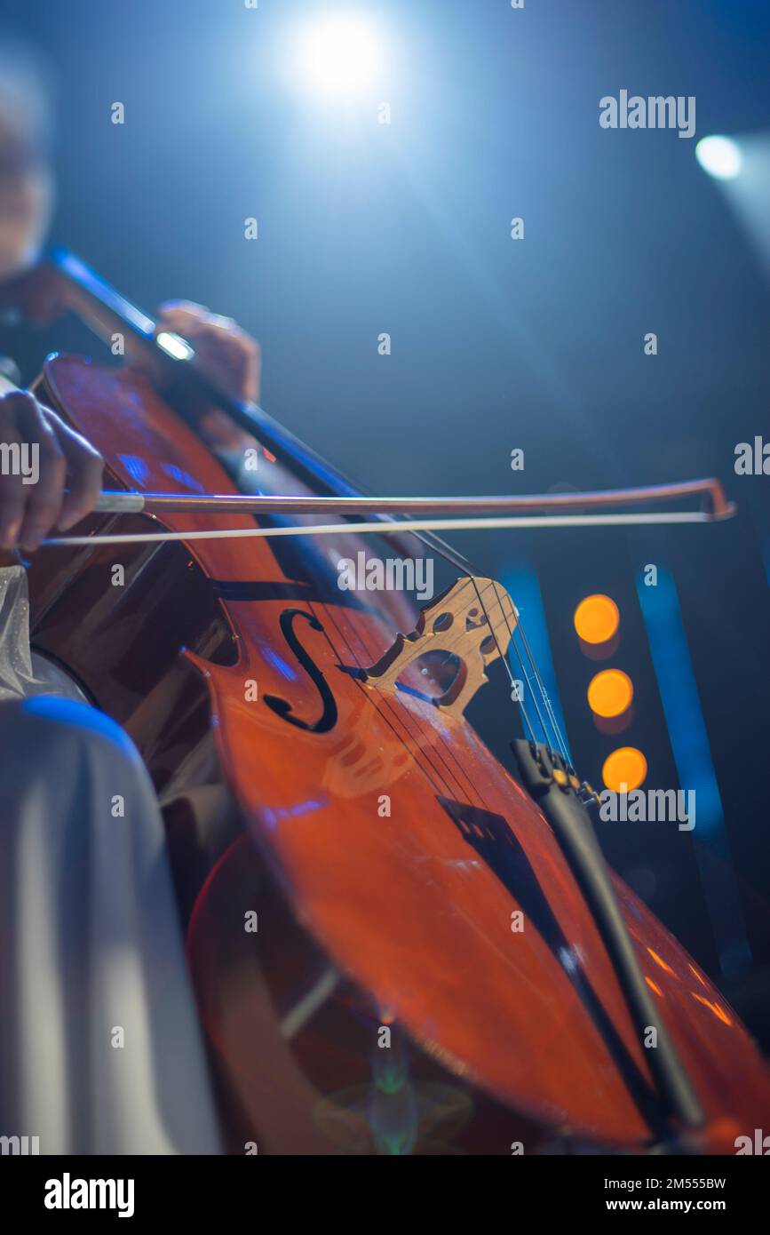 girl playing the cello on stage during a concert Stock Photo - Alamy