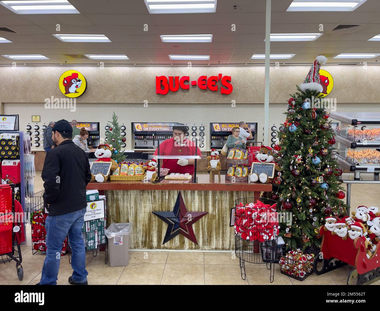 Texas City, TX, USA - December 18th 2022 - Buc-ee's employee handing ...
