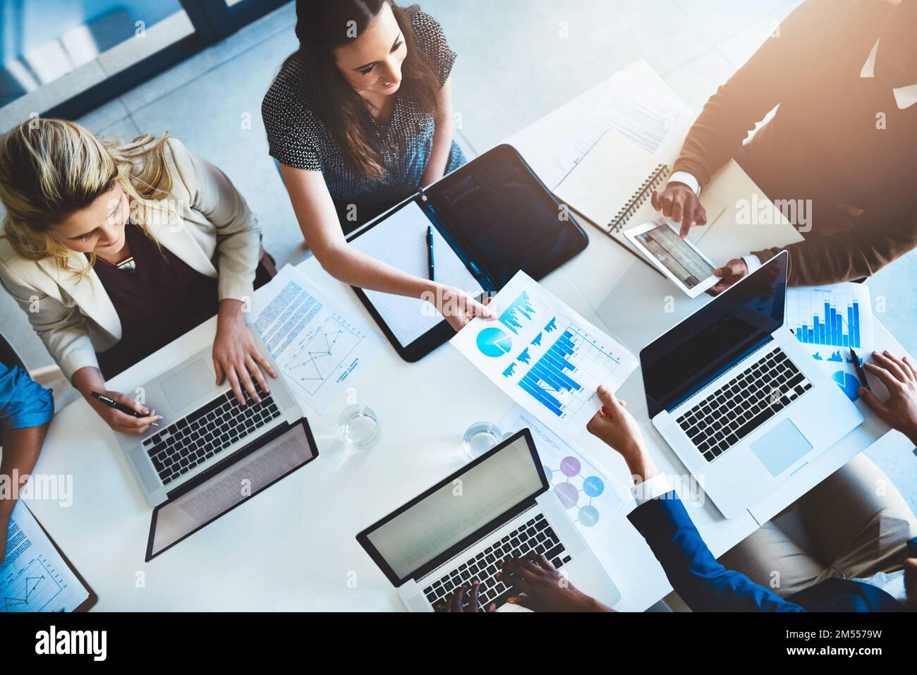 Team work around table hi-res stock photography and images - Alamy