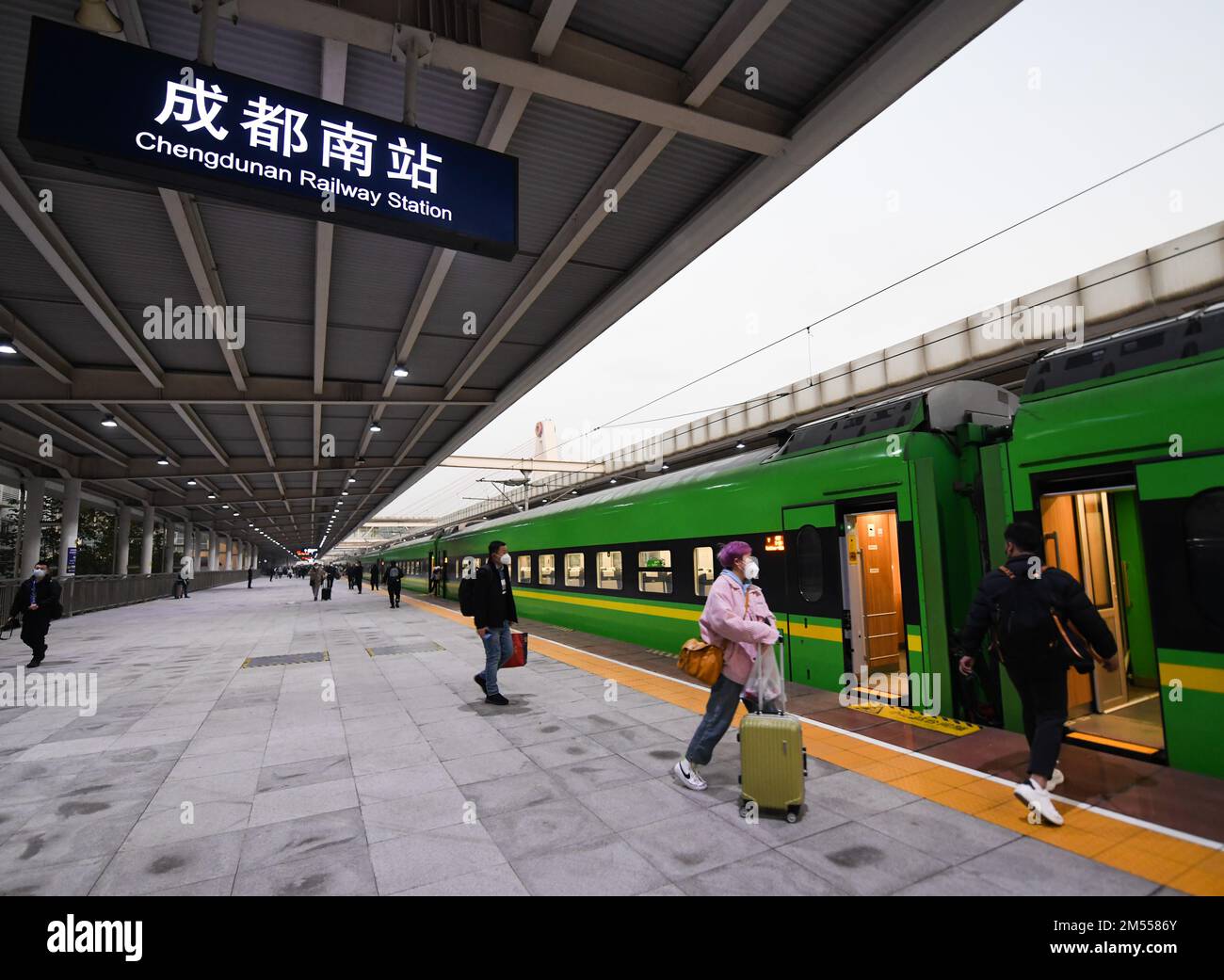 (221226) -- CHENGDU, Dec. 26, 2022 (Xinhua) -- Passengers board a ...