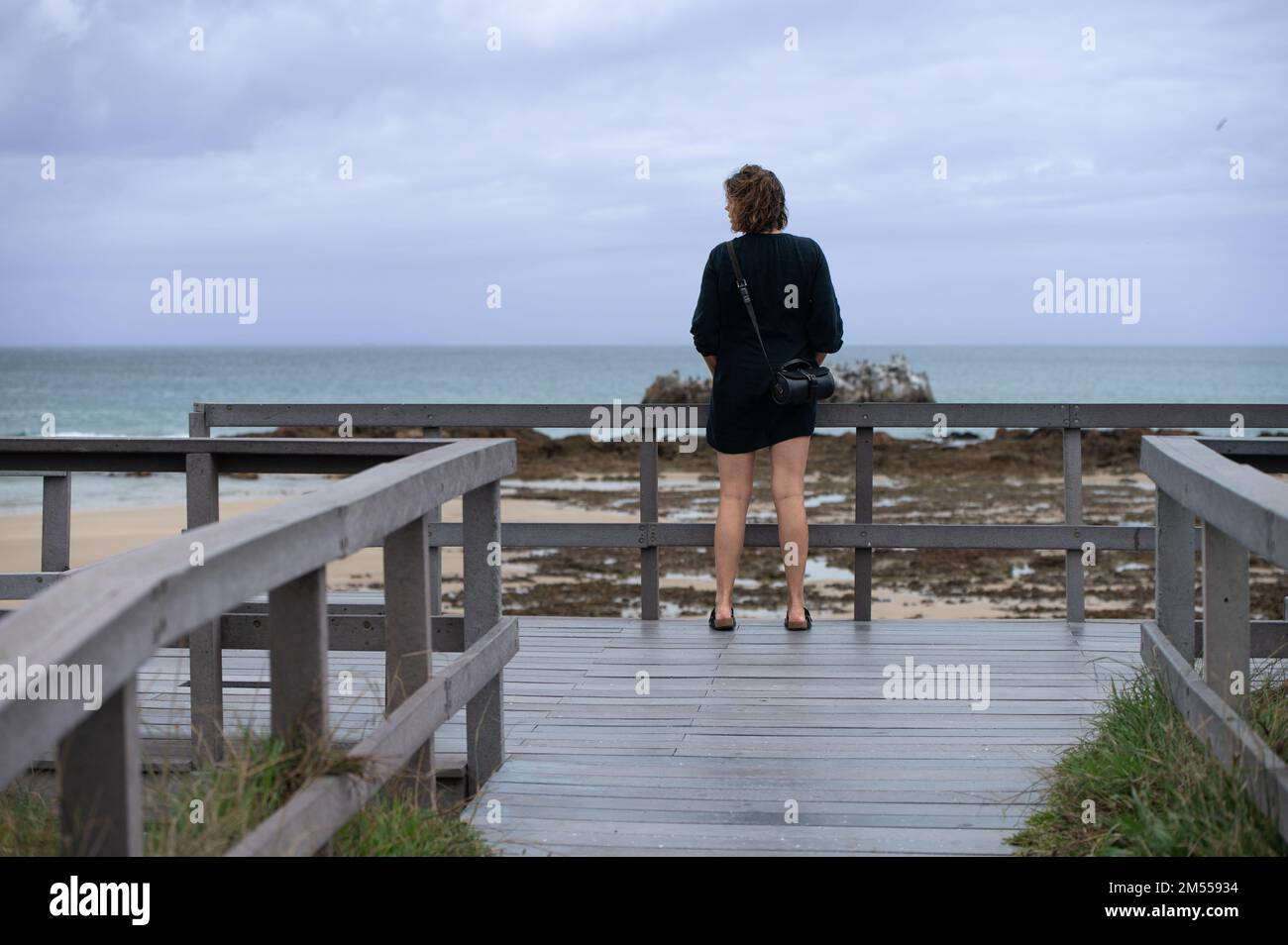 Leaning against railing hi-res stock photography and images - Alamy