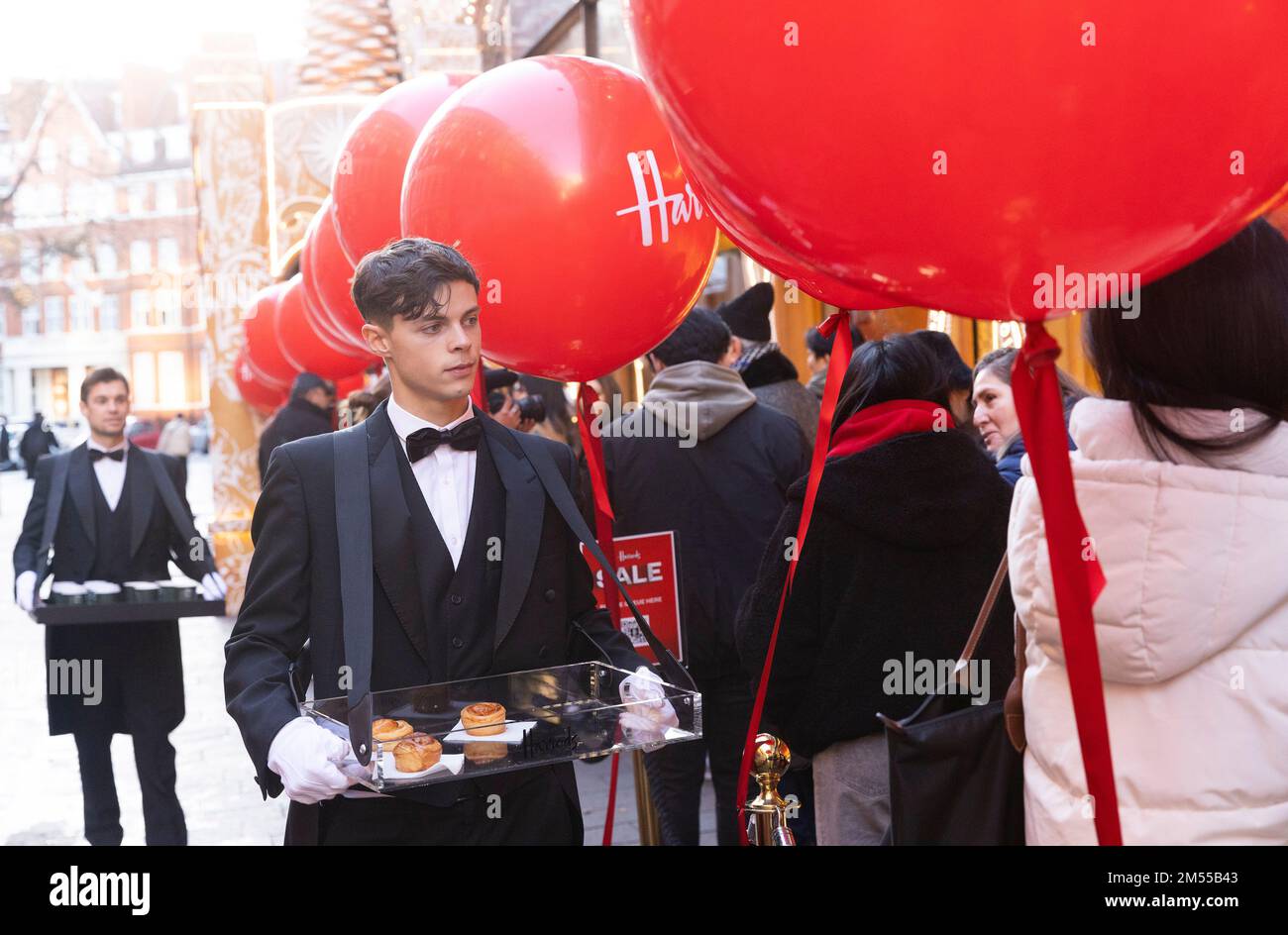 EDITORIAL USE ONLY Employees offer refreshments to customers queueing ...