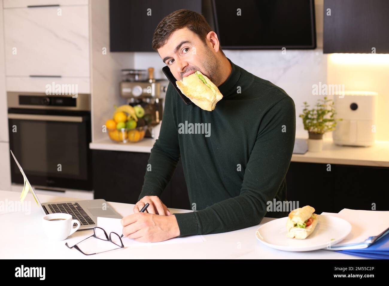 Businessman eating sandwich office hi-res stock photography and images ...