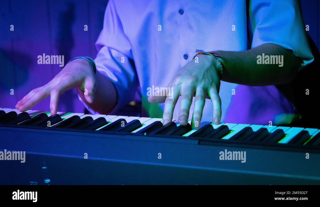 Hands on a piano hi-res stock photography and images - Alamy