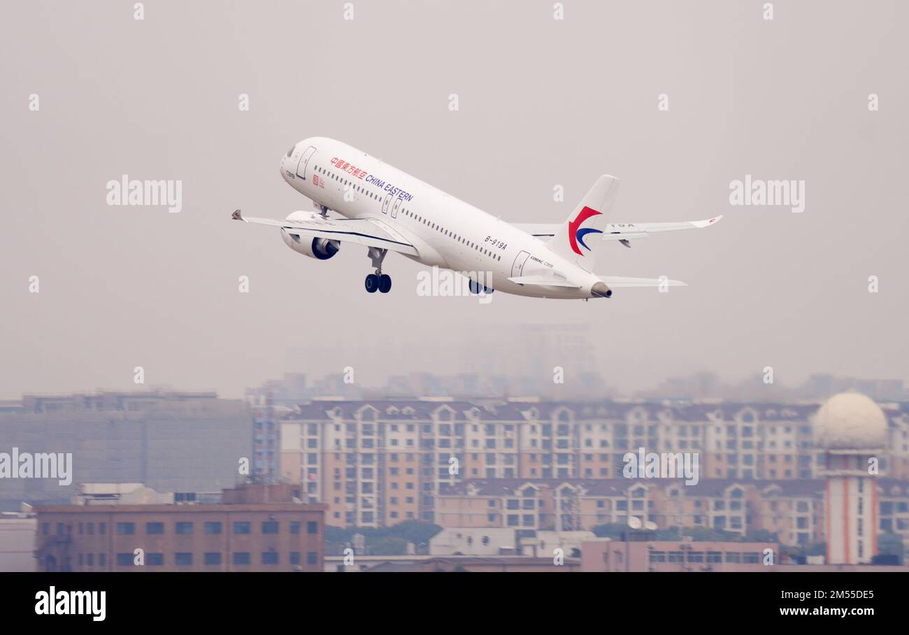 (221226) -- SHANGHAI, Dec. 26, 2022 (Xinhua) -- A C919 large passenger ...