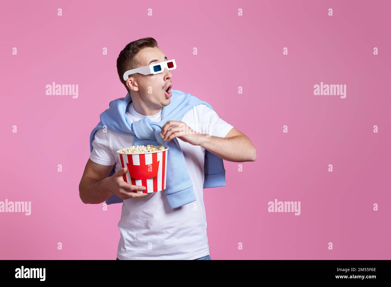 scared man in 3d glasses holding bucket of popcorn Stock Photo - Alamy