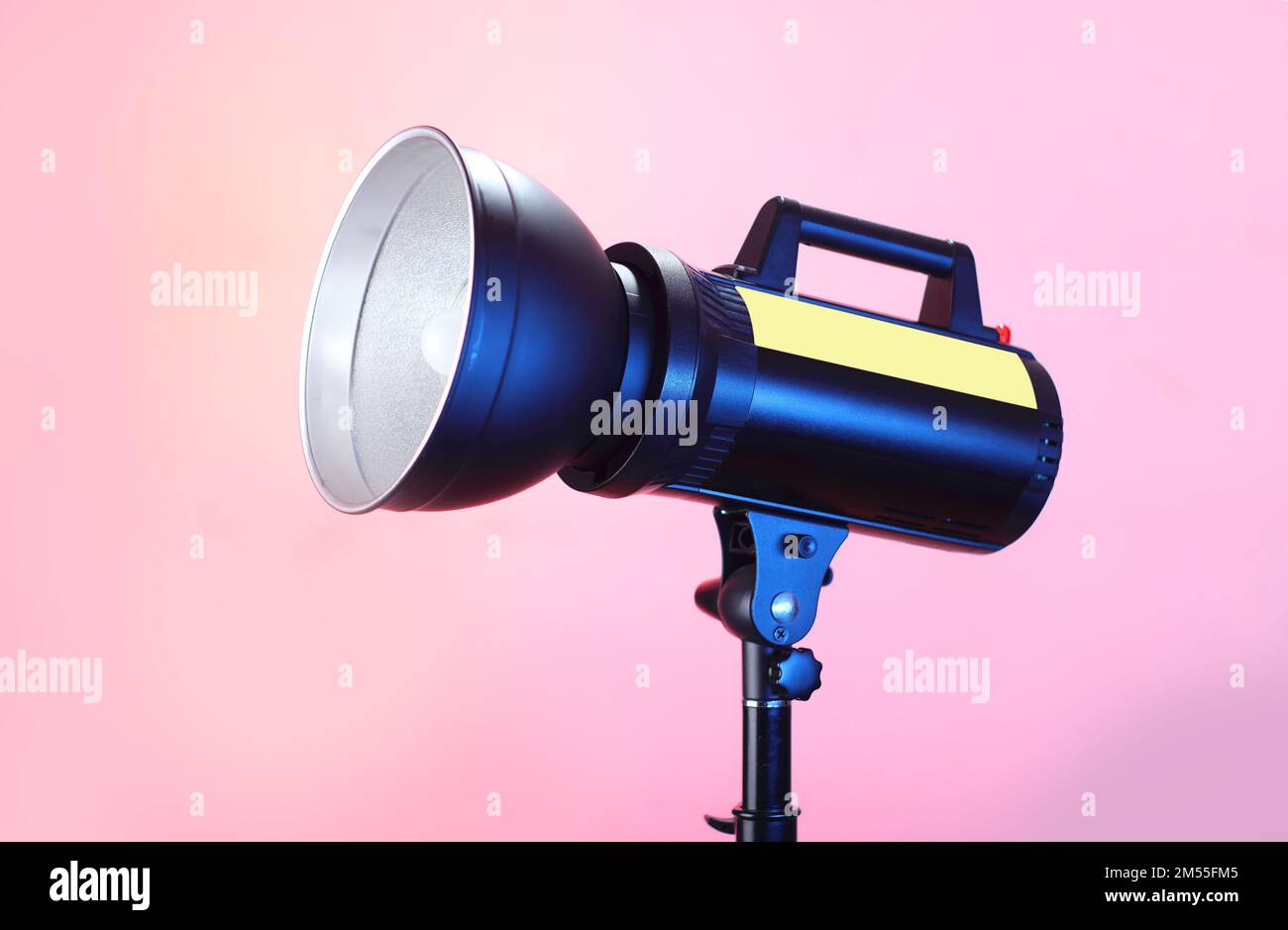 studio flash on a tripod and pink background Stock Photo - Alamy