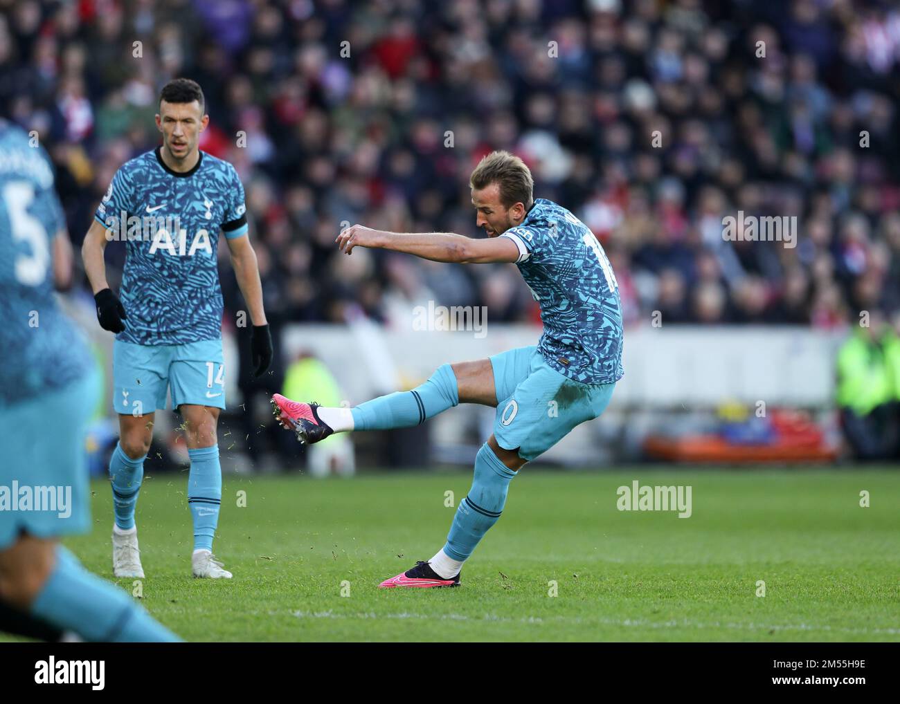 Harry kane free kick 2022 hi-res stock photography and images - Alamy