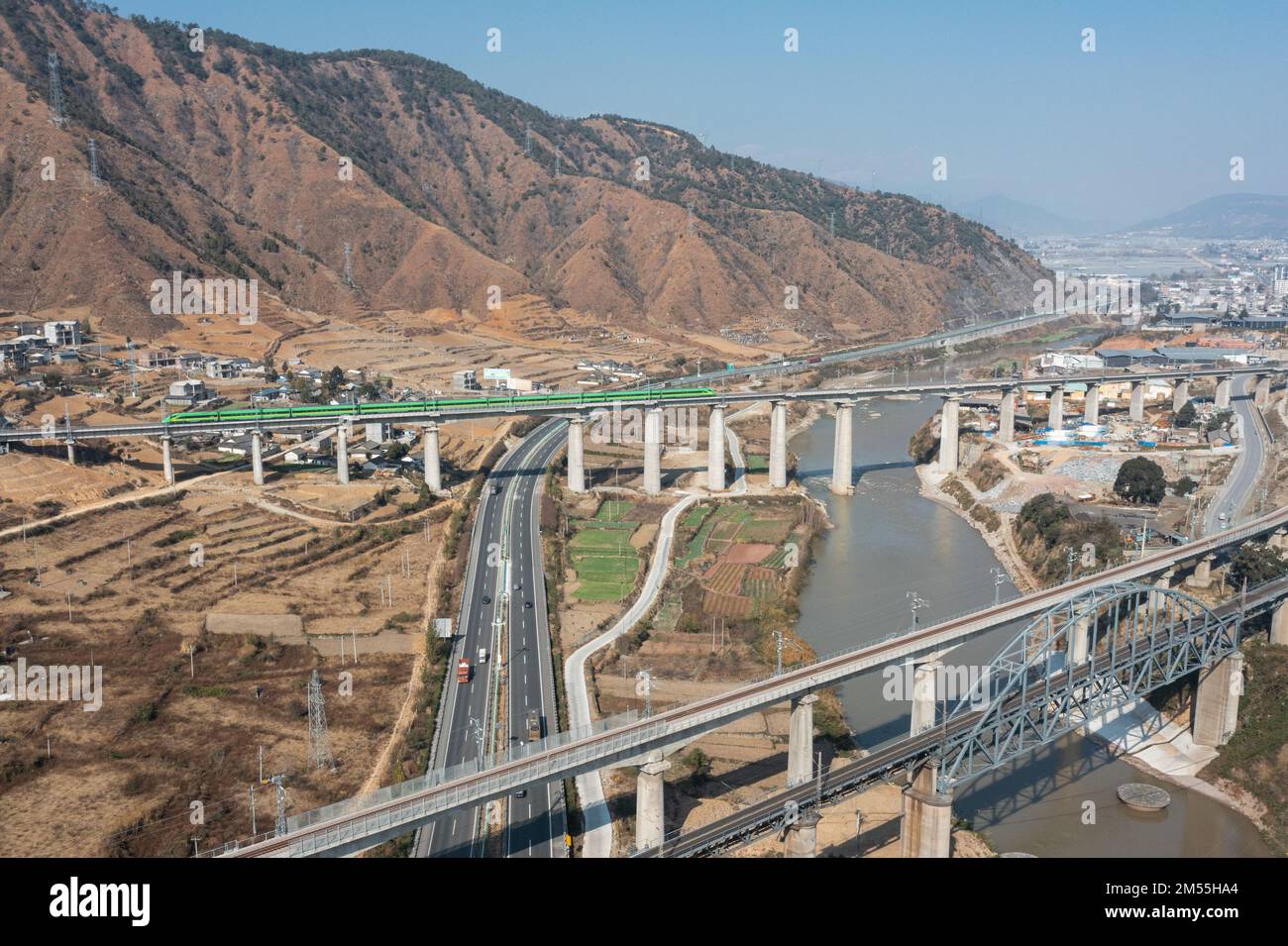 (221226) -- CHENGDU, Dec. 26, 2022 (Xinhua) -- This aerial photo taken ...