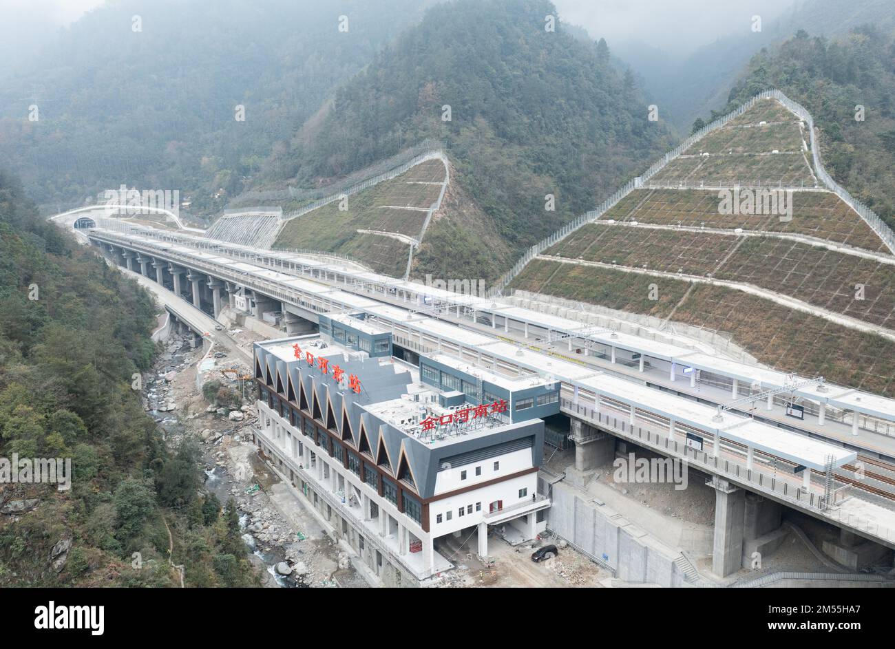 (221226) -- CHENGDU, Dec. 26, 2022 (Xinhua) -- This aerial photo taken ...