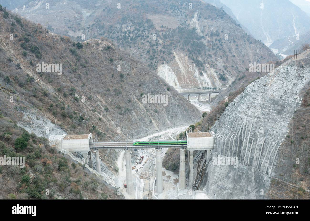 (221226) -- CHENGDU, Dec. 26, 2022 (Xinhua) -- This aerial photo taken ...