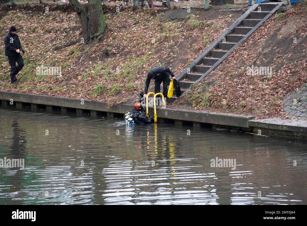 Berlin, Germany. 26th Dec, 2022. A police diver leaves a canal on ...