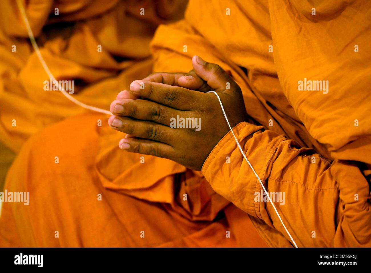 Bangkok, Thailand. 25th Dec, 2022. Thai monks hold a "sai sin", a ...