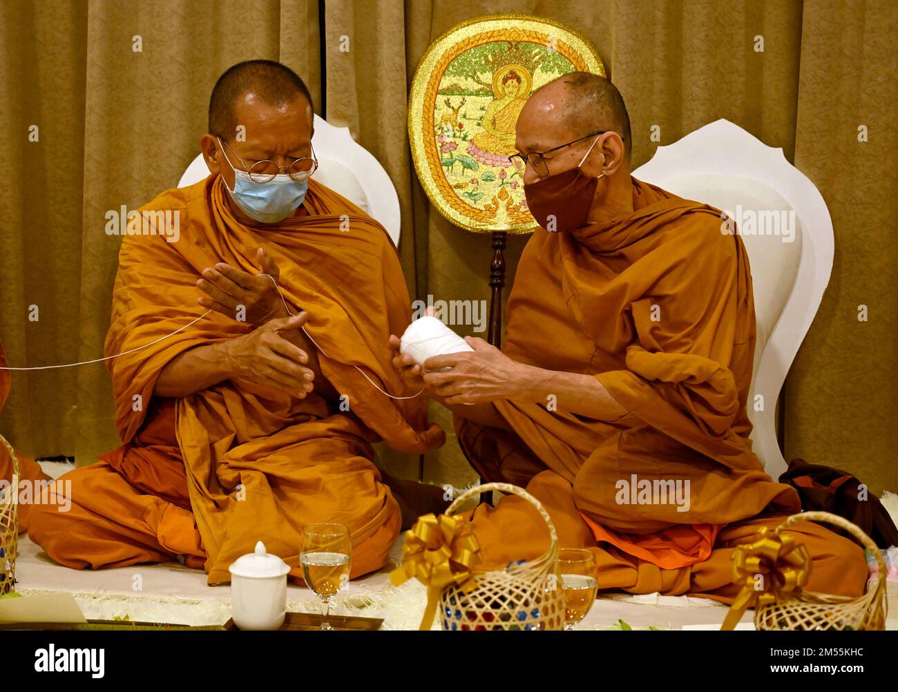 Bangkok, Thailand. 25th Dec, 2022. Thai monks hold a "sai sin", a ...