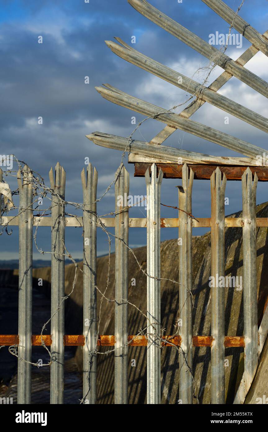 Spiked security fencing hi-res stock photography and images - Alamy