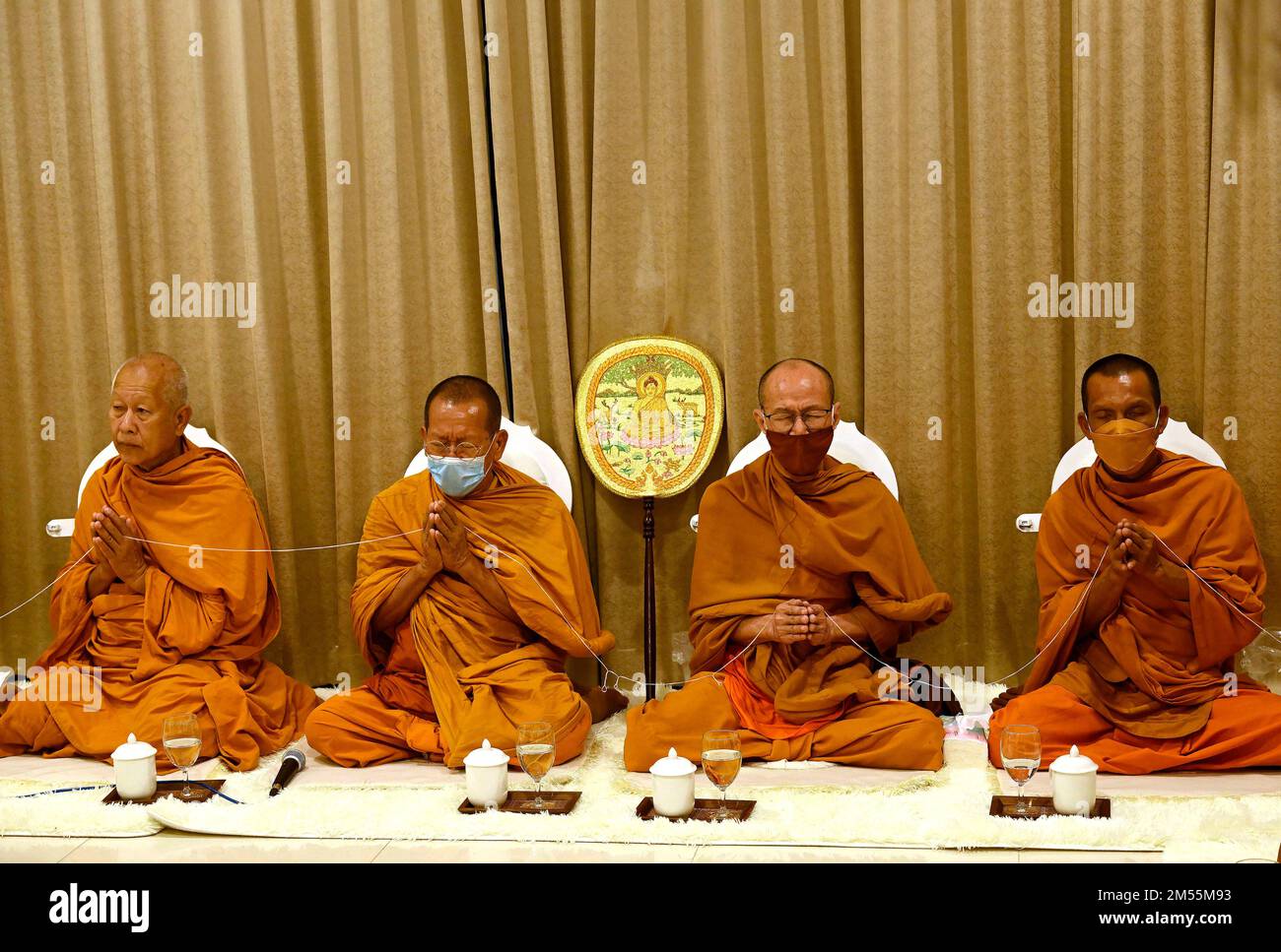 Bangkok, Thailand. 25th Dec, 2022. Thai monks hold a "sai sin", a ...