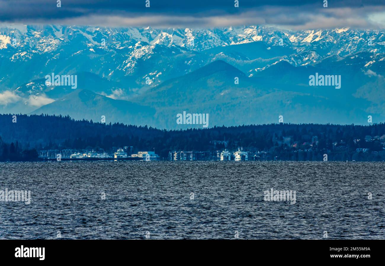 A view of the Olympic Mountains across Elliot Bay in Seattle ...