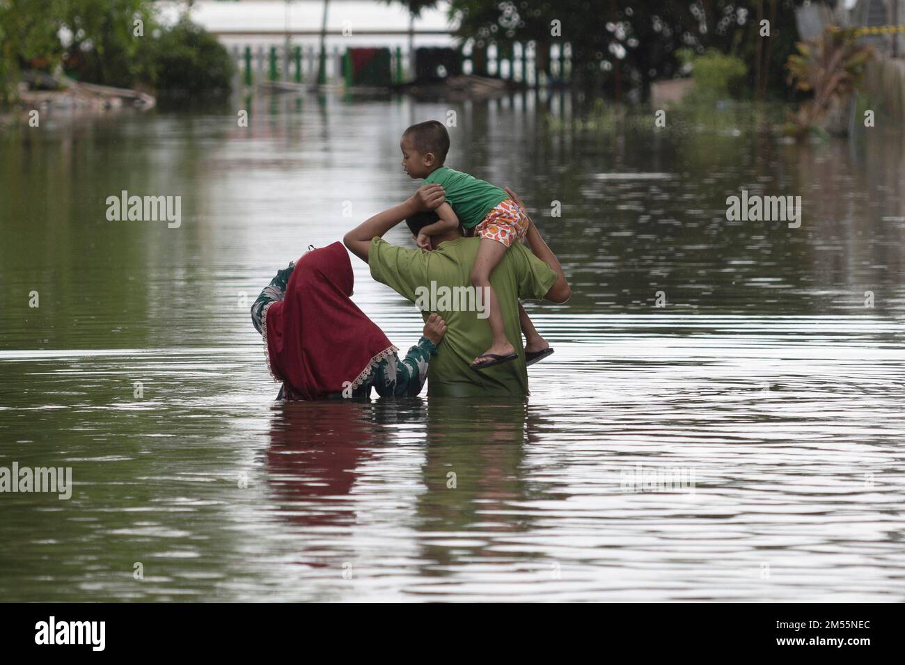People wade through flood water hi-res stock photography and images - Alamy
