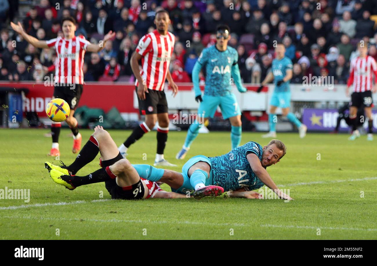 Tottenham Hotspur's Harry Kane and Brentford's Ben Mee (left) battle ...