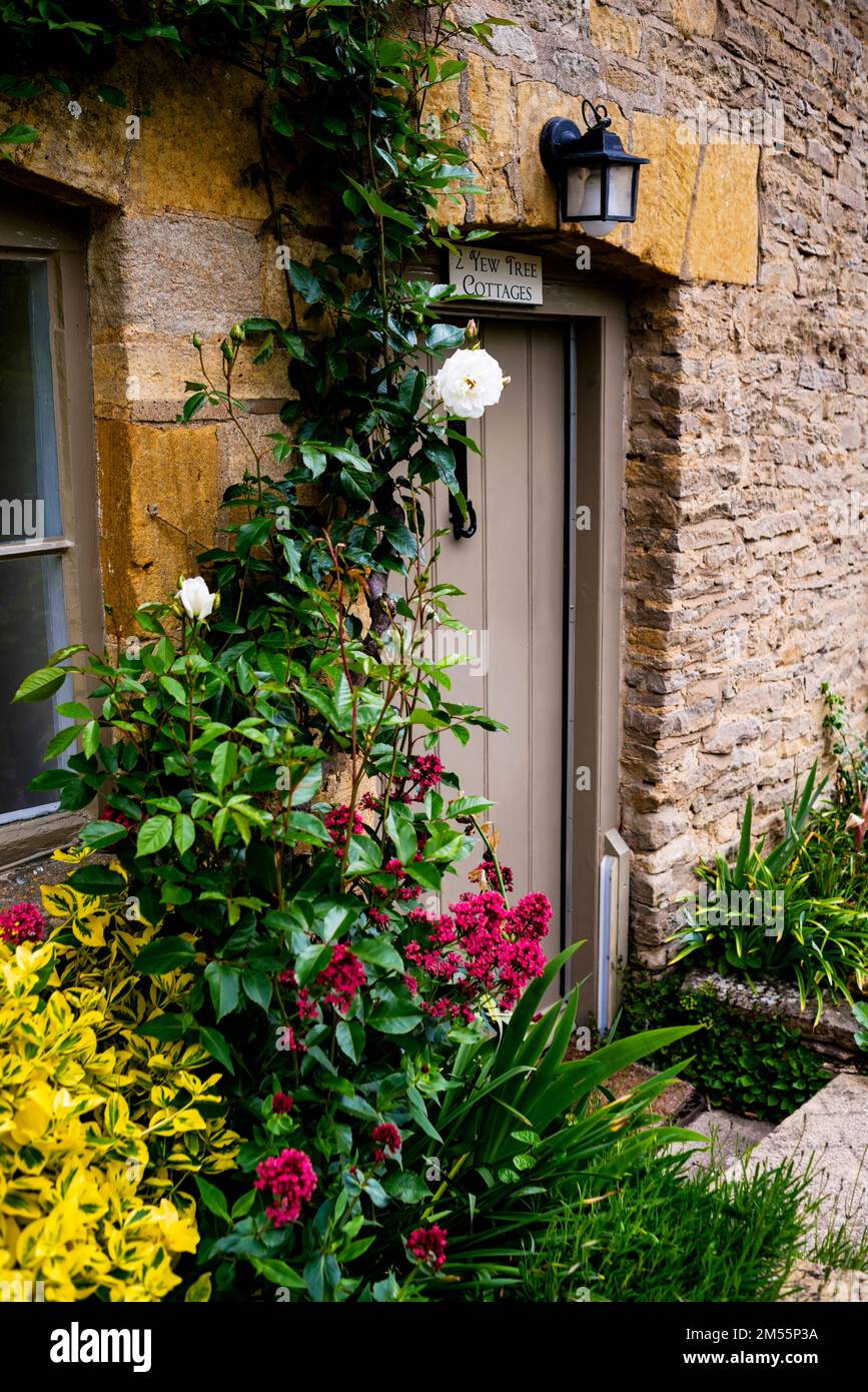 Cottages in the Cotswold village of Naunton, England Stock Photo - Alamy