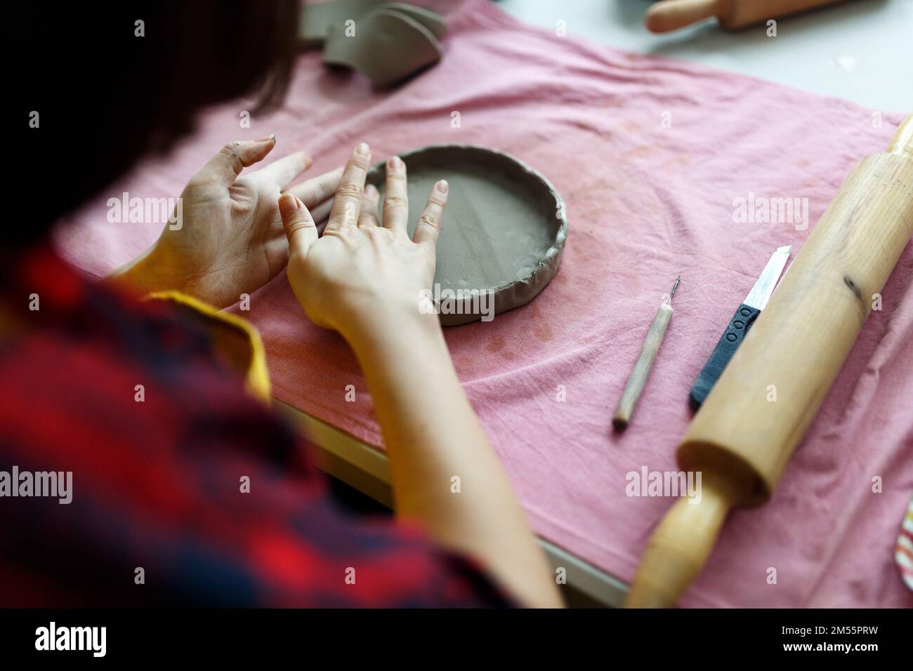 Hand building pottery hi-res stock photography and images - Alamy