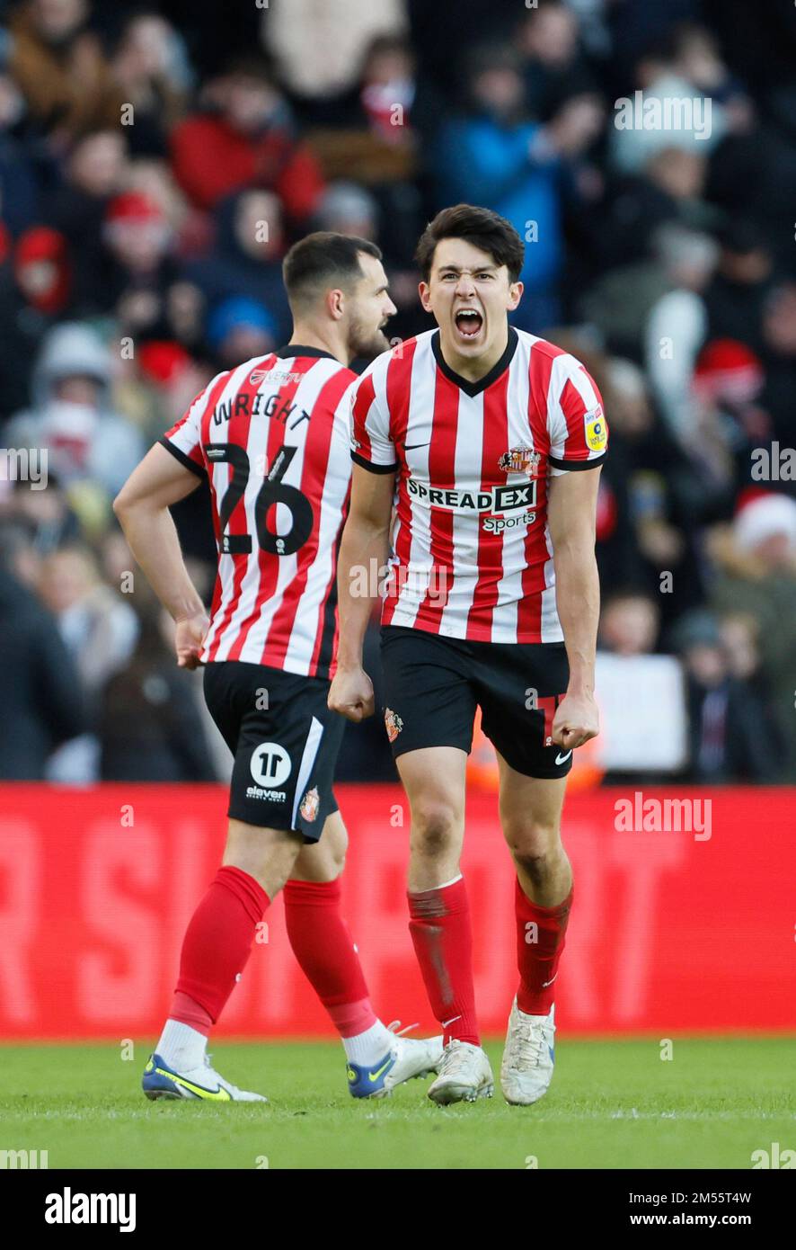Sunderlands luke onien celebrates hi-res stock photography and images ...