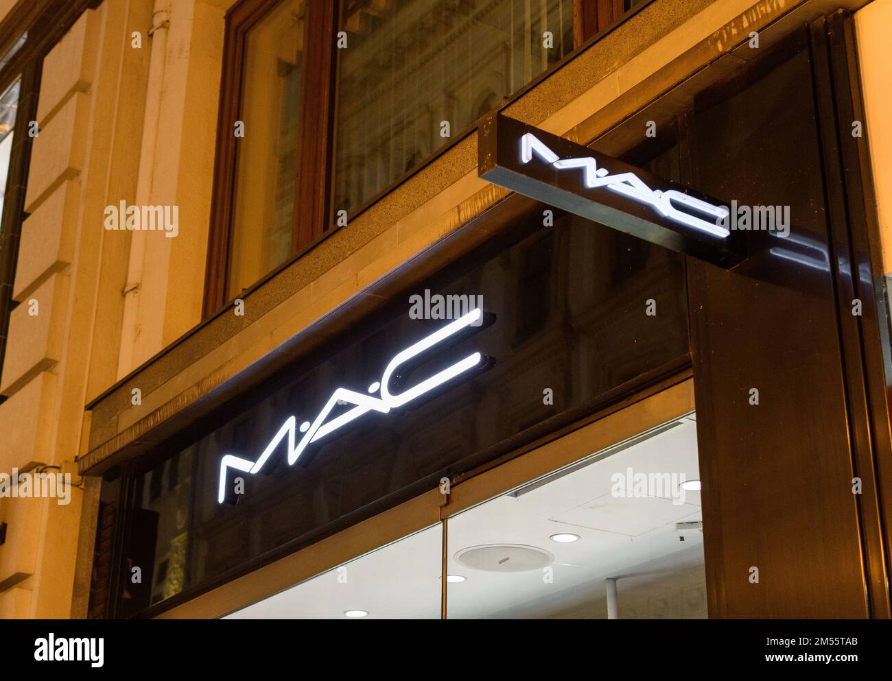 Mac cosmetics logo hi-res stock photography and images - Alamy