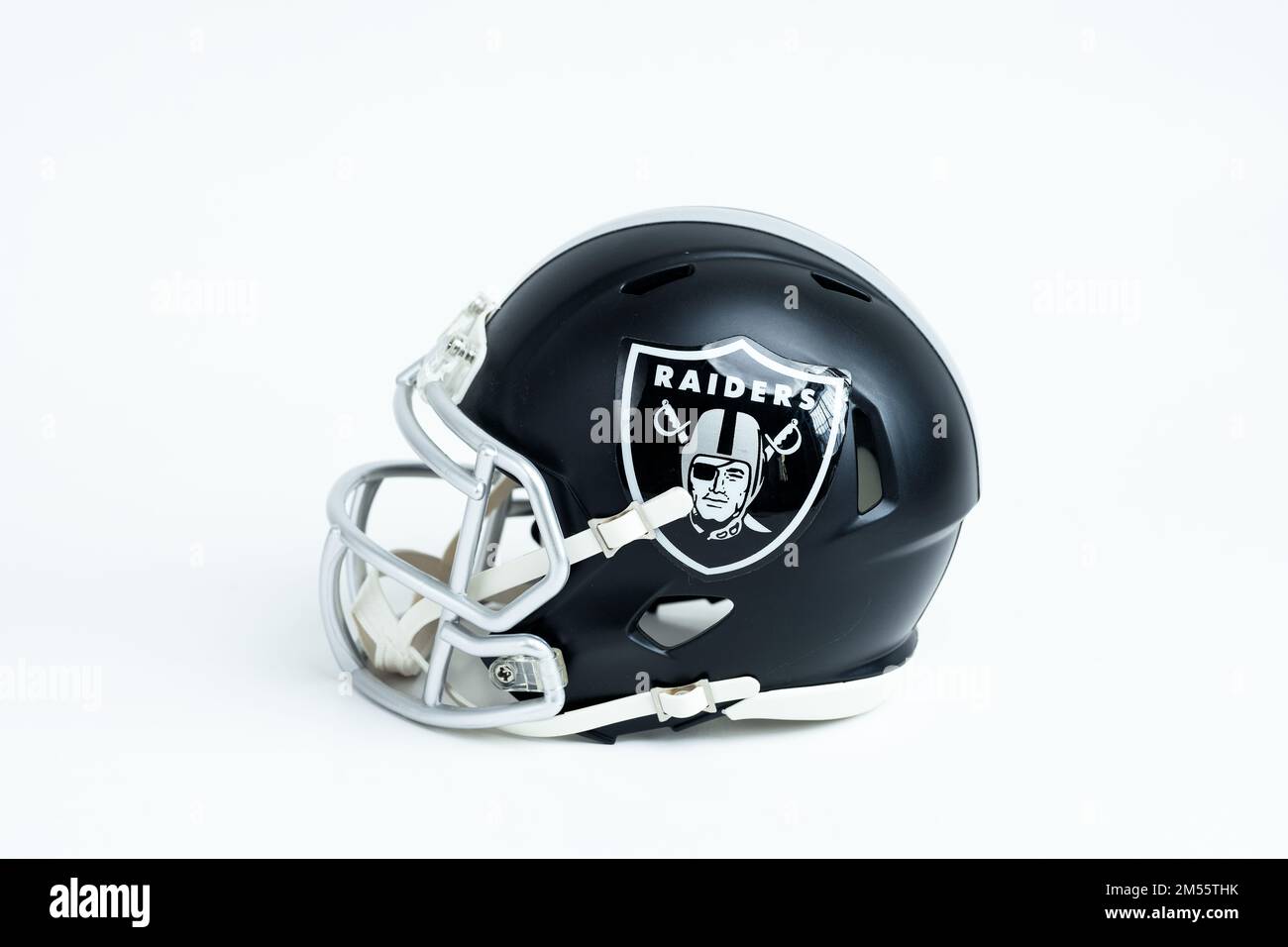 Las vegas raiders helmet hi-res stock photography and images - Alamy