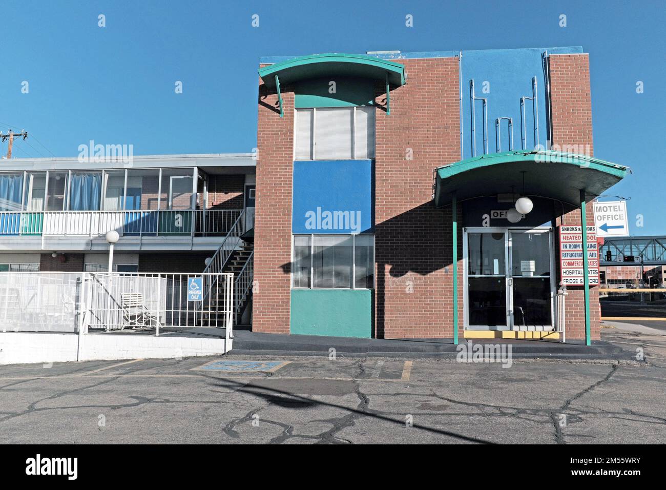 Old school route 66 motel reception exterior hi-res stock photography ...