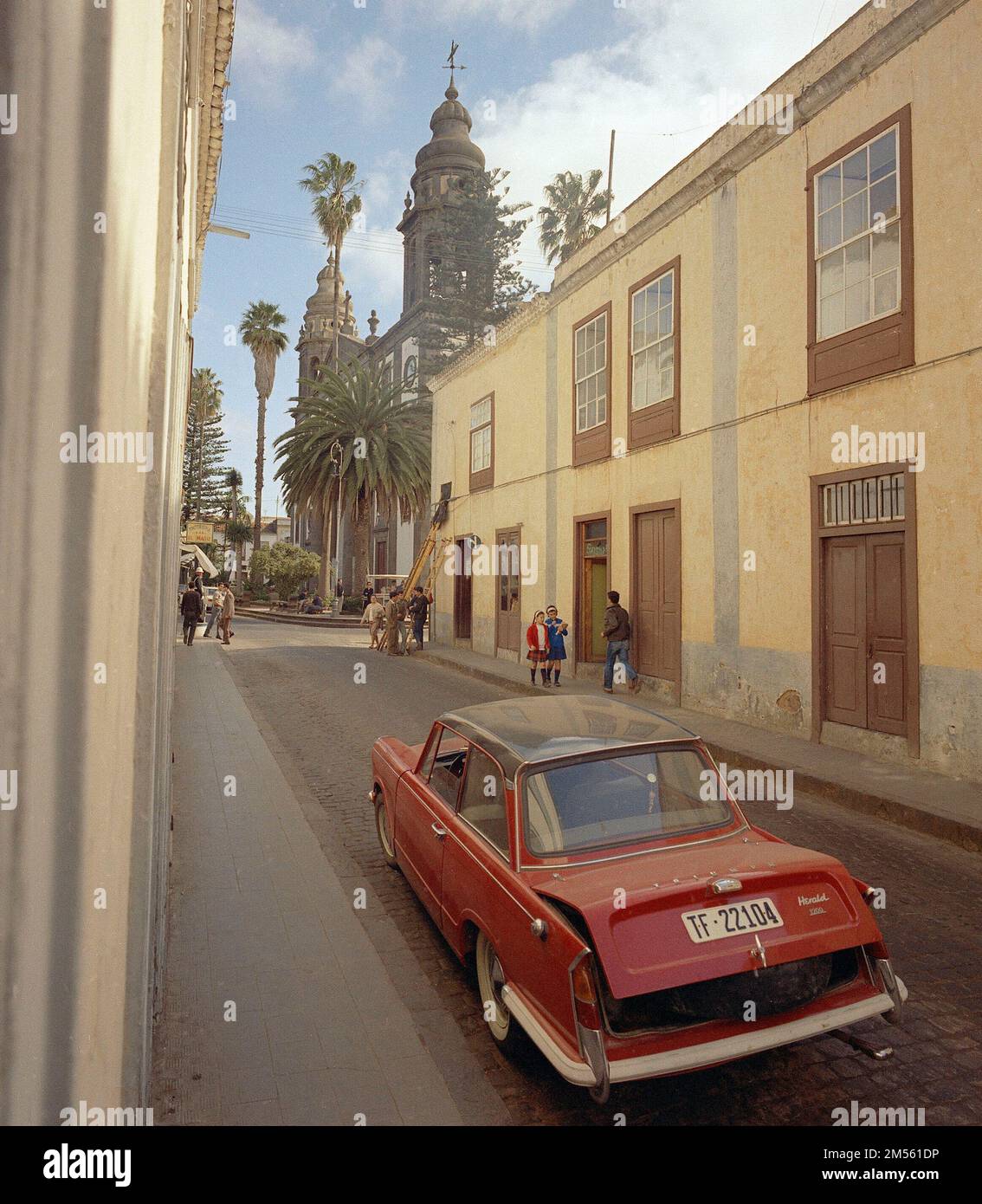 VISTA DE LA CATEDRAL DESDE UNA CALLE CON UN TRIUMPH HERALDROJO EM ...