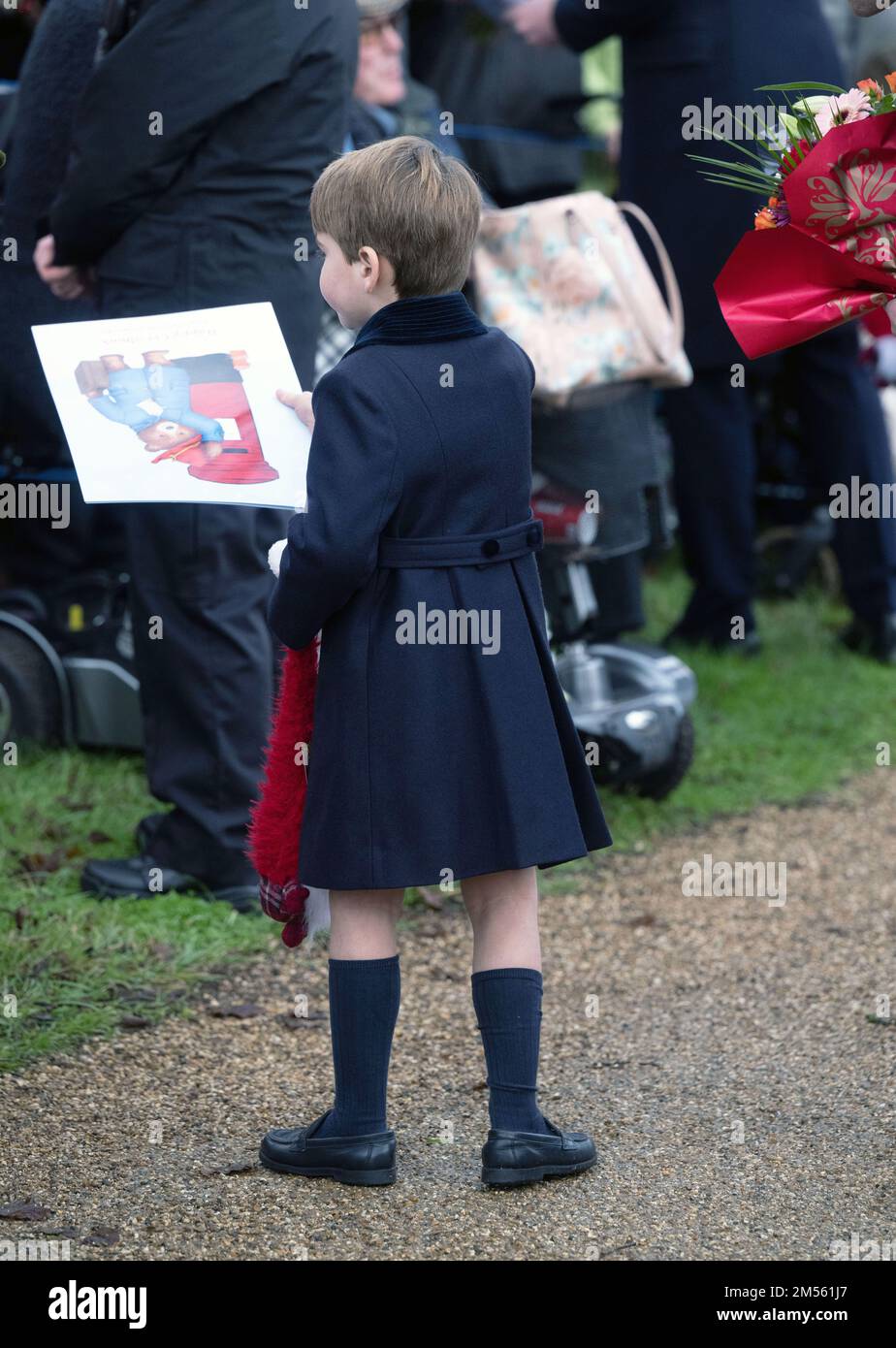 Sandringham, UK. 25 December, 2022. Prince Louis receives a gift from a ...