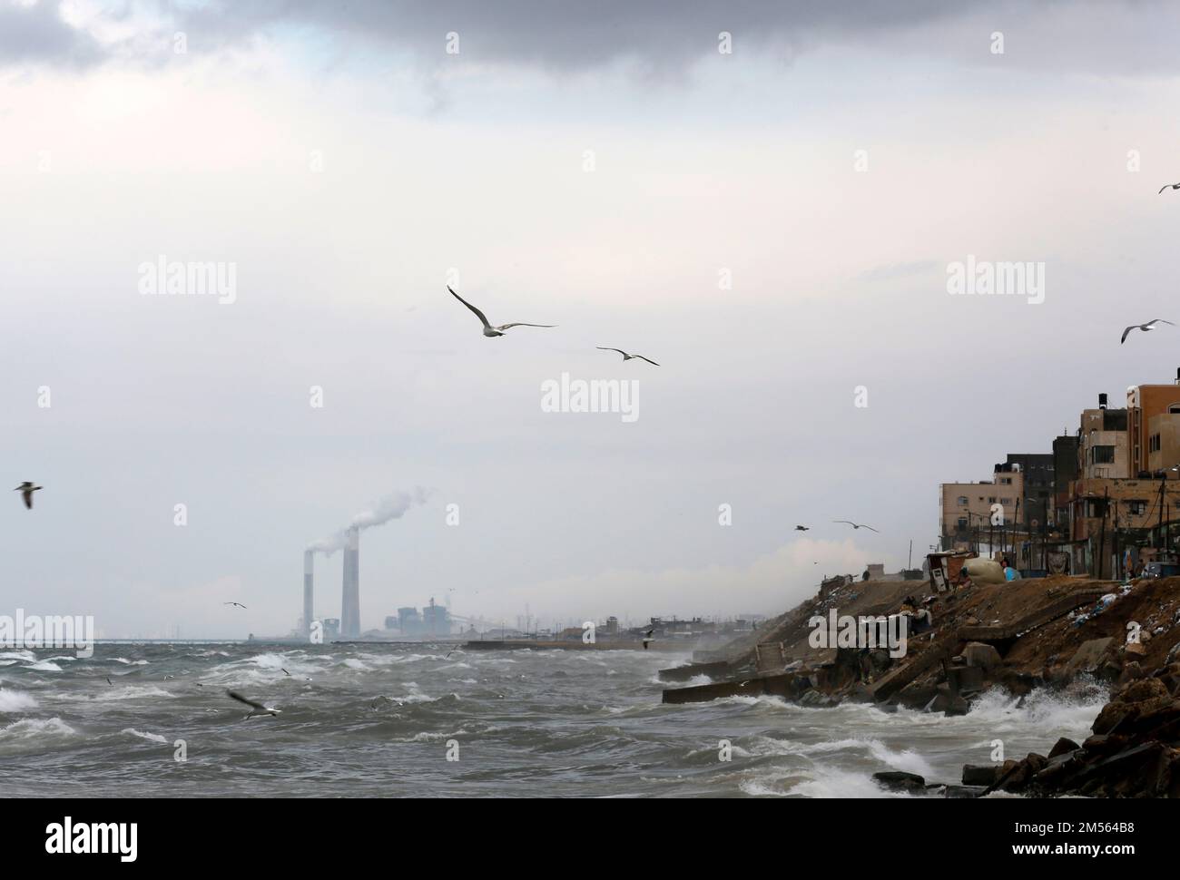 Gaza, Palestine. 26th Dec, 2022. The waves of the Mediterranean hit the ...