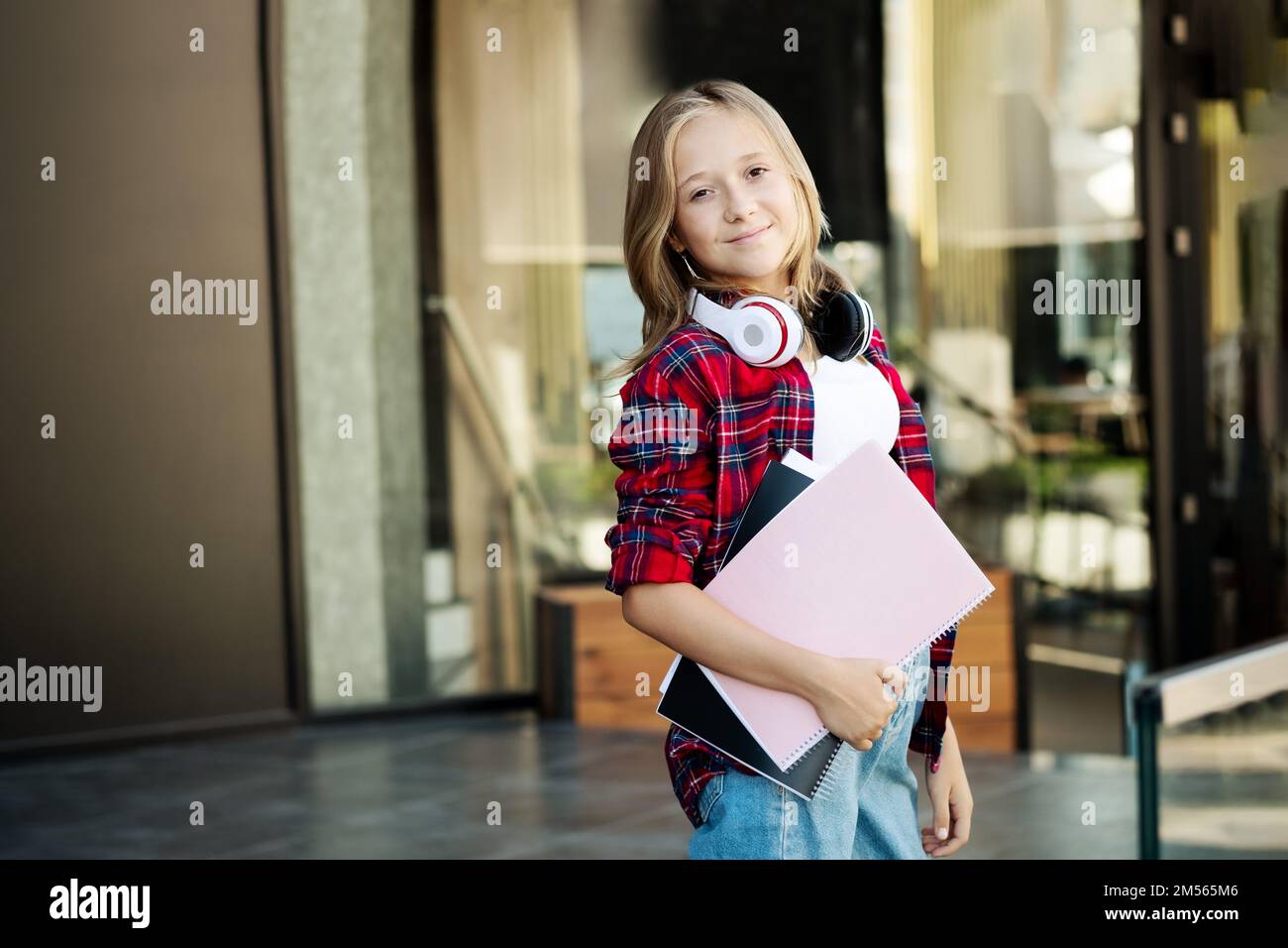 Student read standing class hi-res stock photography and images - Alamy