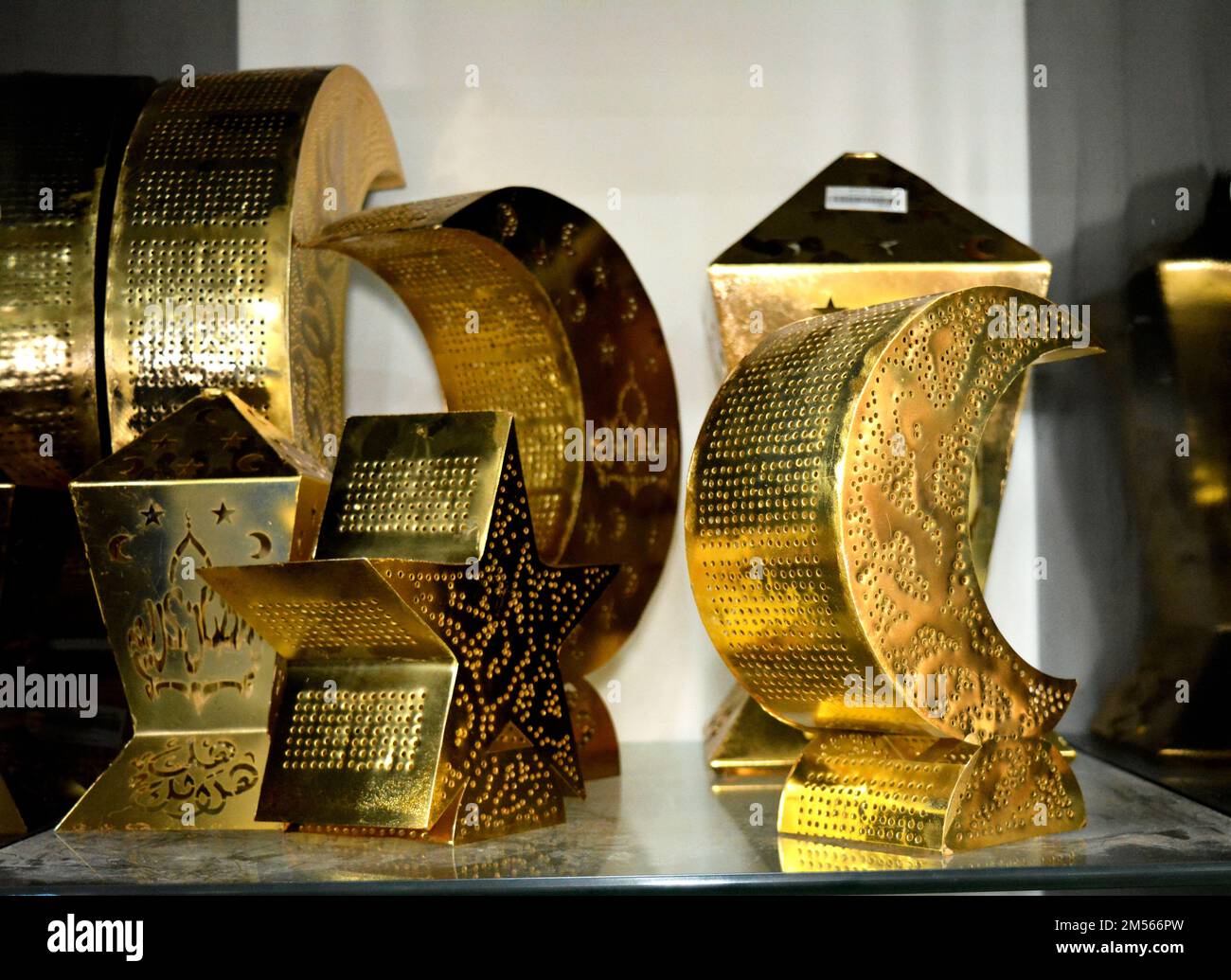Crescent moon lanterns ramadan hi-res stock photography and images - Alamy