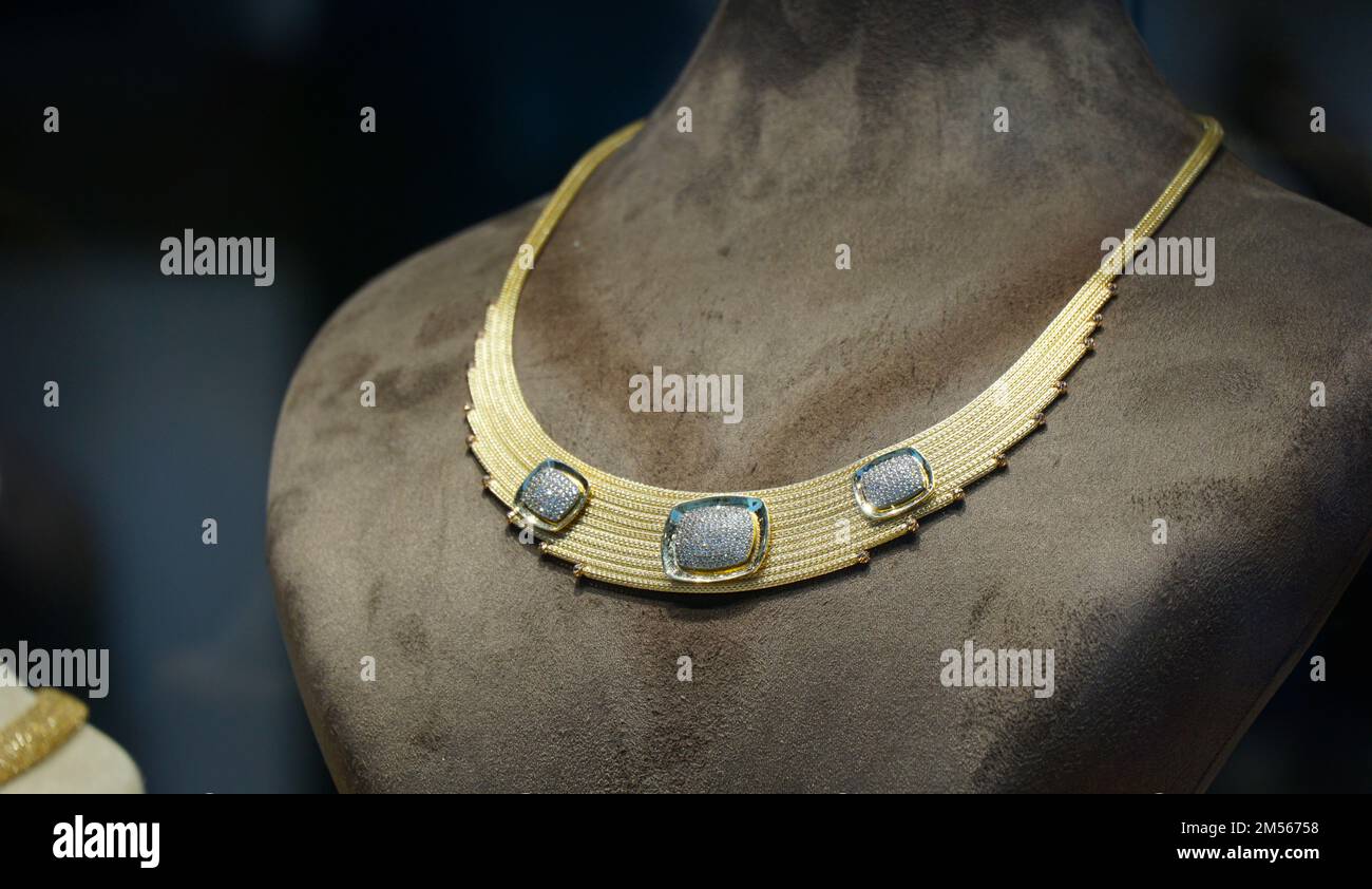 jewelry luxury retail store window display showcase Stock Photo - Alamy