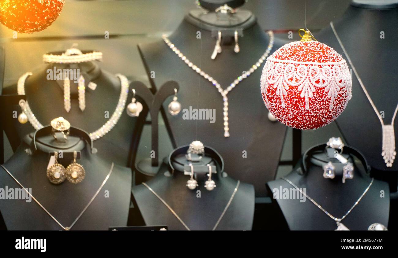 jewelry luxury retail store window display showcase Stock Photo - Alamy
