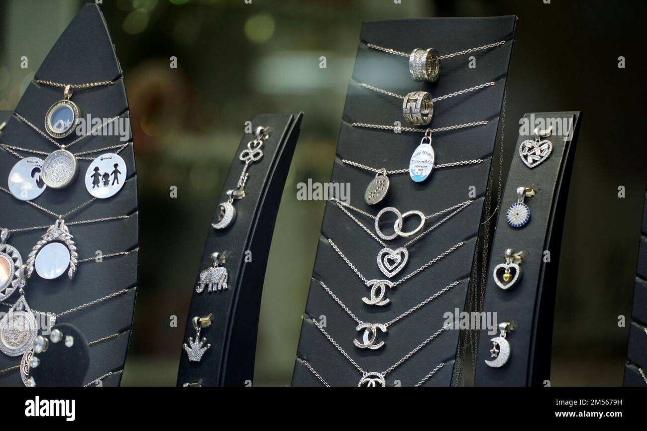 jewelry luxury retail store window display showcase Stock Photo - Alamy