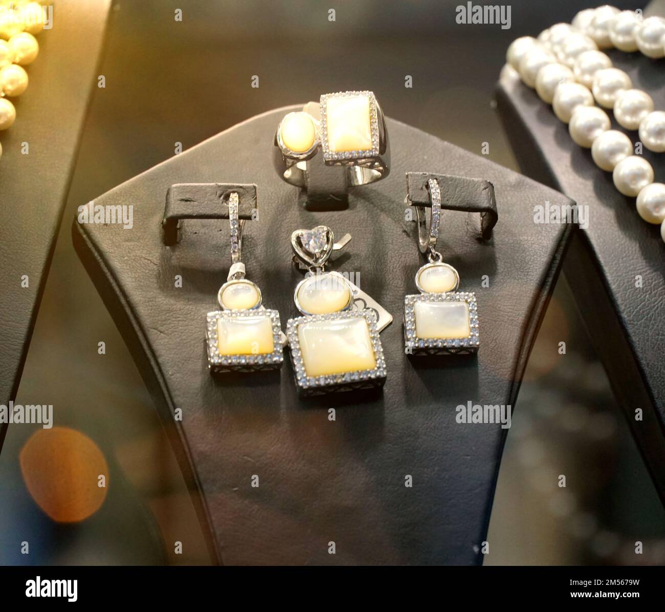 jewelry luxury retail store window display showcase Stock Photo - Alamy