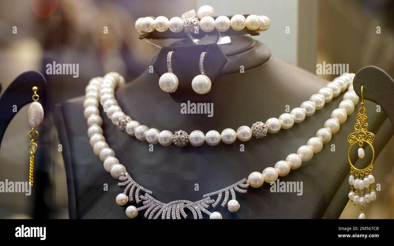 jewelry luxury retail store window display showcase Stock Photo - Alamy