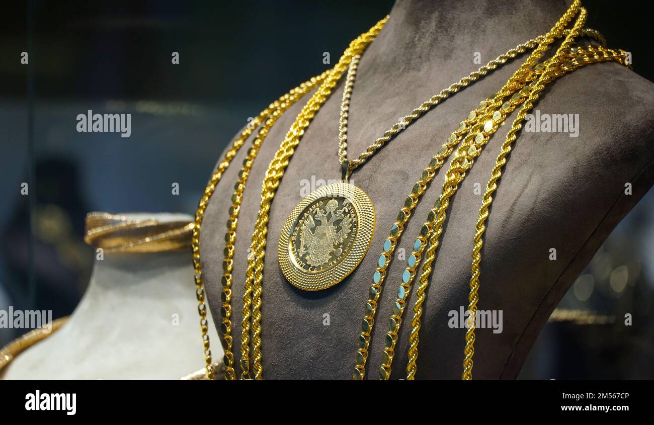 jewelry luxury retail store window display showcase Stock Photo - Alamy