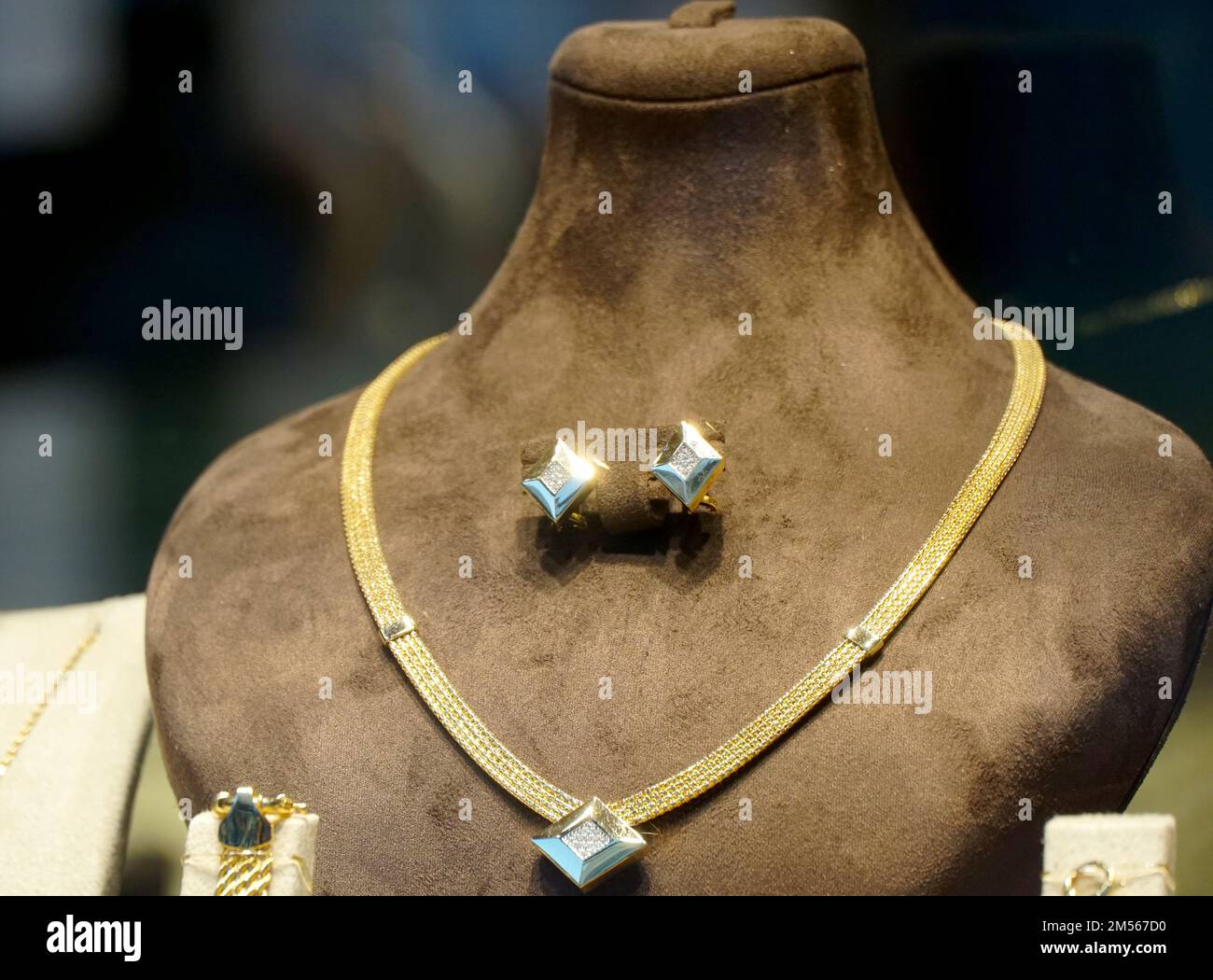 jewelry luxury retail store window display showcase Stock Photo - Alamy