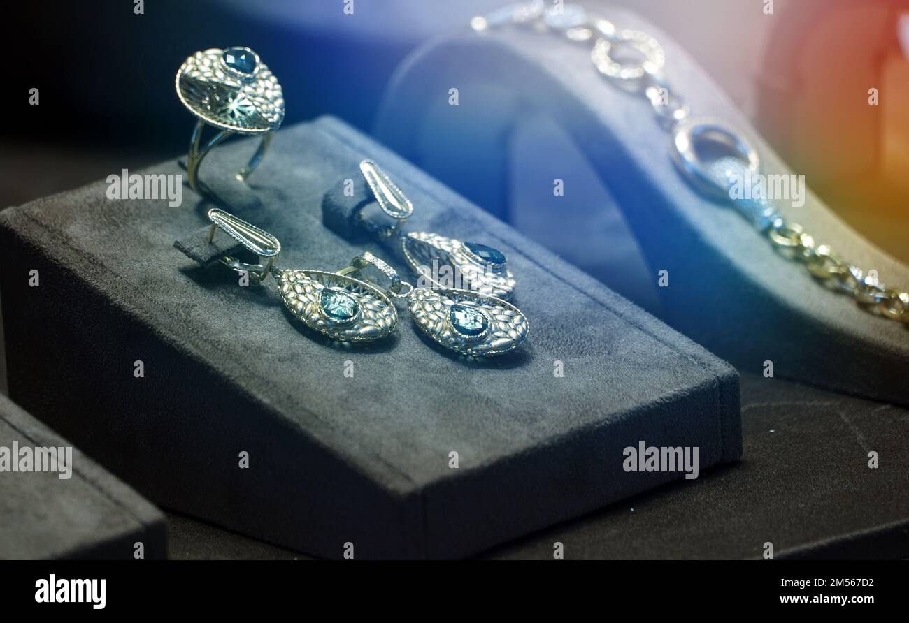 jewelry luxury retail store window display showcase Stock Photo - Alamy