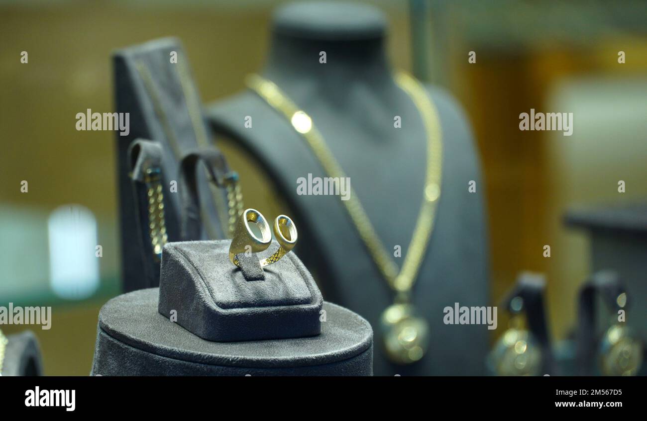 jewelry luxury retail store window display showcase Stock Photo - Alamy