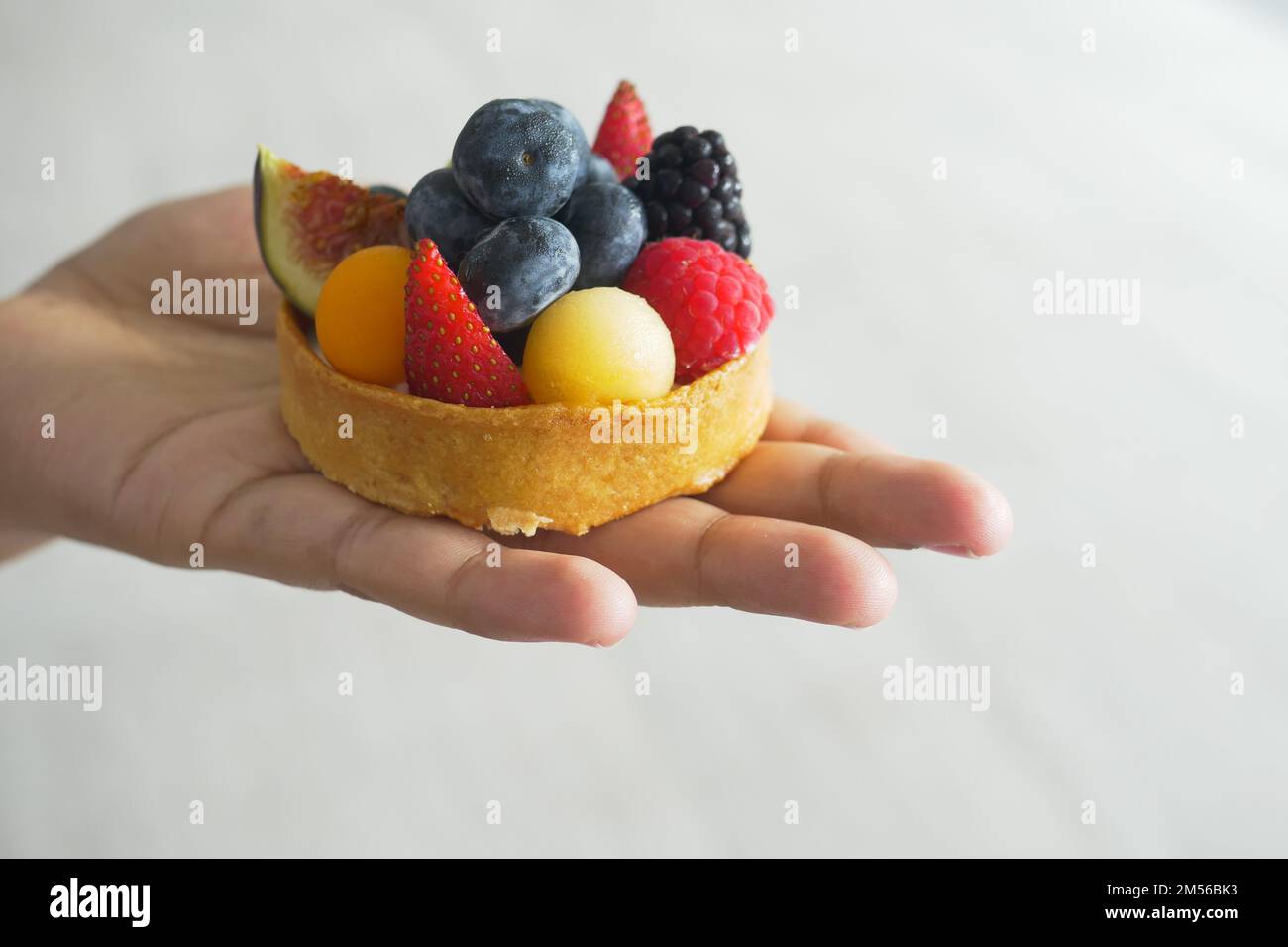 Lemon curd strawberry cake hi-res stock photography and images - Alamy
