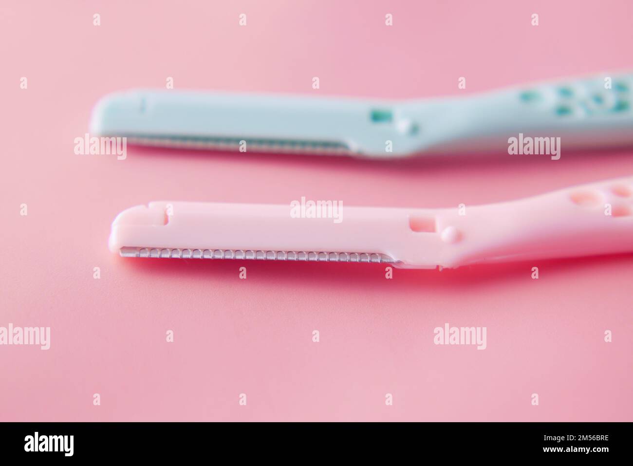 color plastics woman razors and shaving blade on table Stock Photo - Alamy