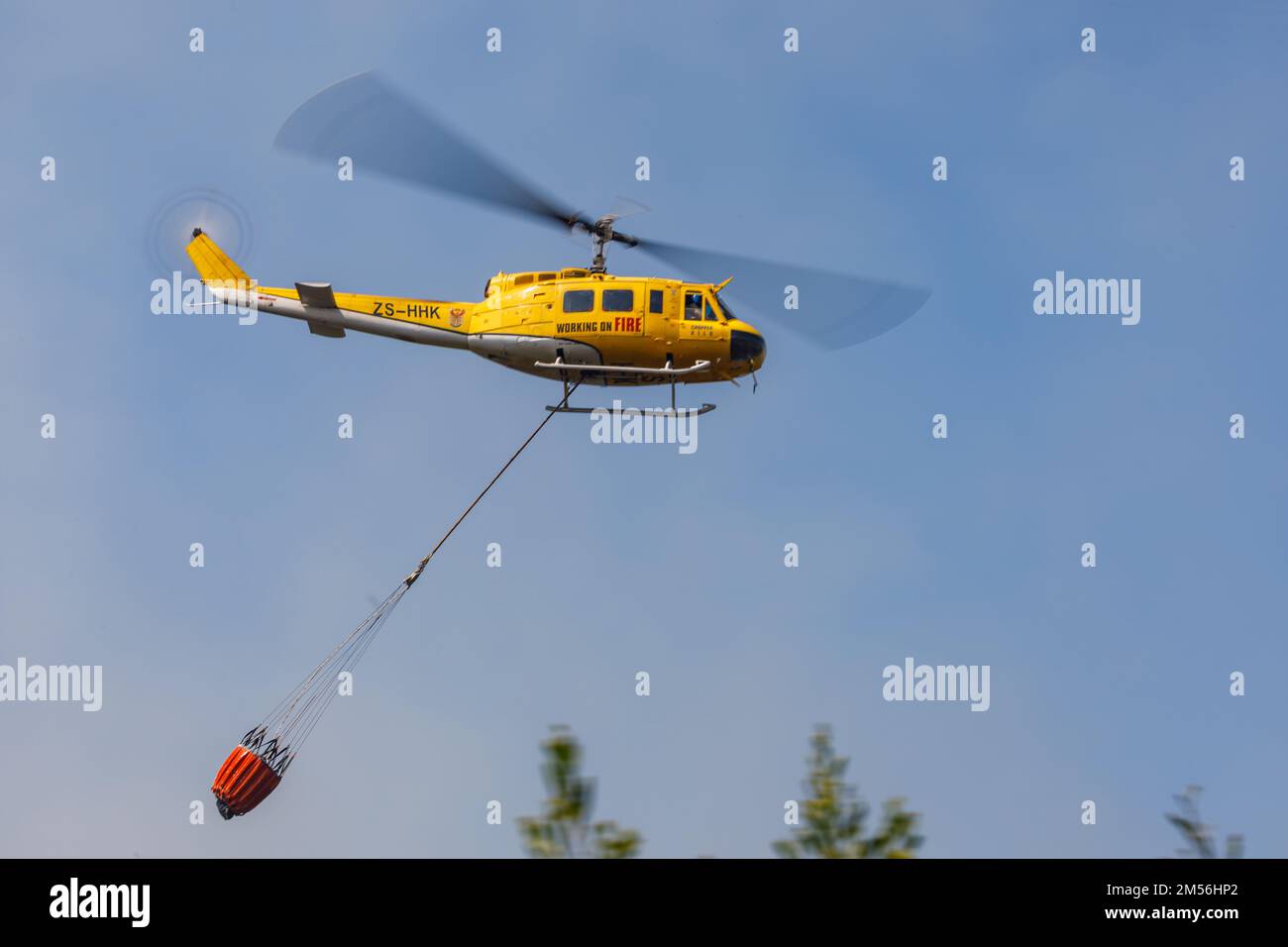 A firefighting helicopter extinguishes a fire Stock Photo - Alamy