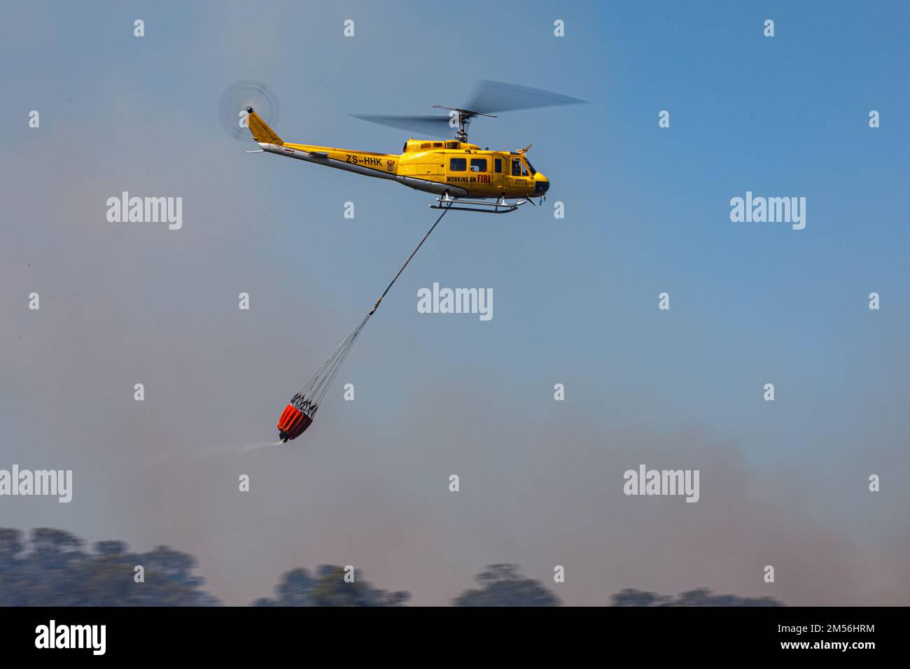 A firefighting helicopter extinguishes a fire Stock Photo - Alamy