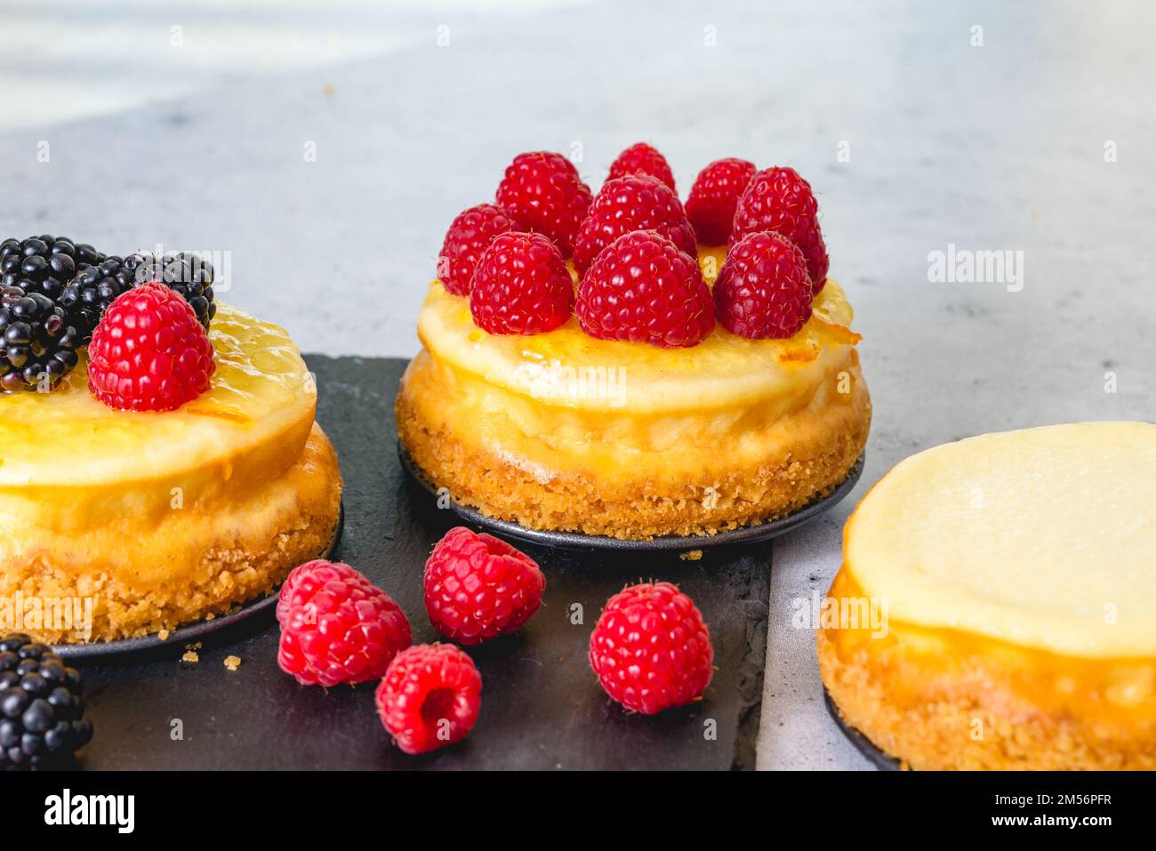 Cheesecake with raspberries. Mini cheesecakes with fresh berries ...