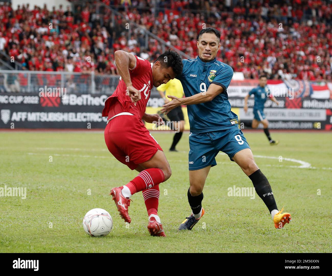 Asnawi Mangkualam Bahar of Indonesia (L) and Abdul Azizi Ali Rahman of ...