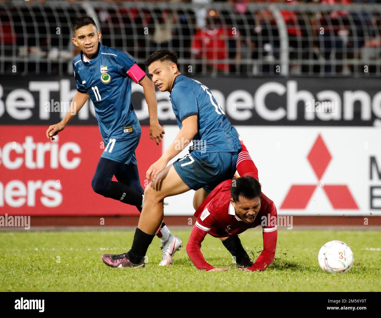 Wafi Aminuddin of Brunei (C) and Sadill Ramdani of Indonesia (R) in ...